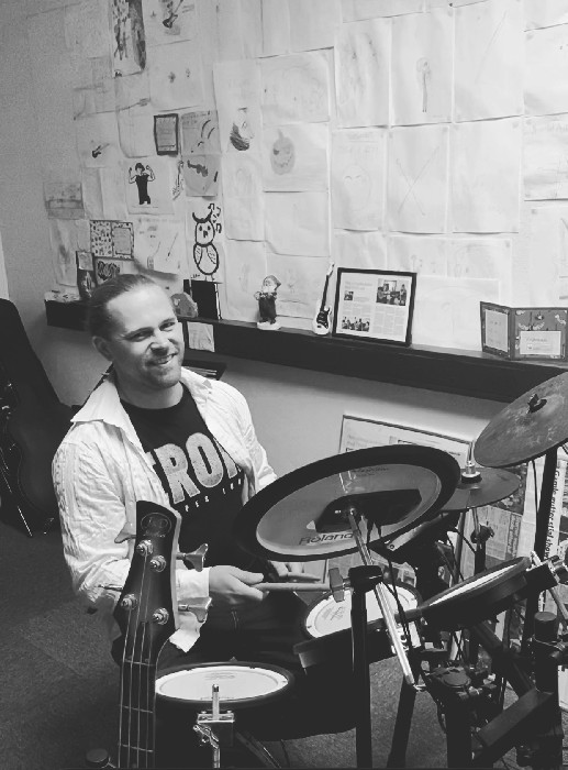 Om oss | Undervisning i Hamar | Kurs i Gitar Bass, Piano,Trommer, ukulele